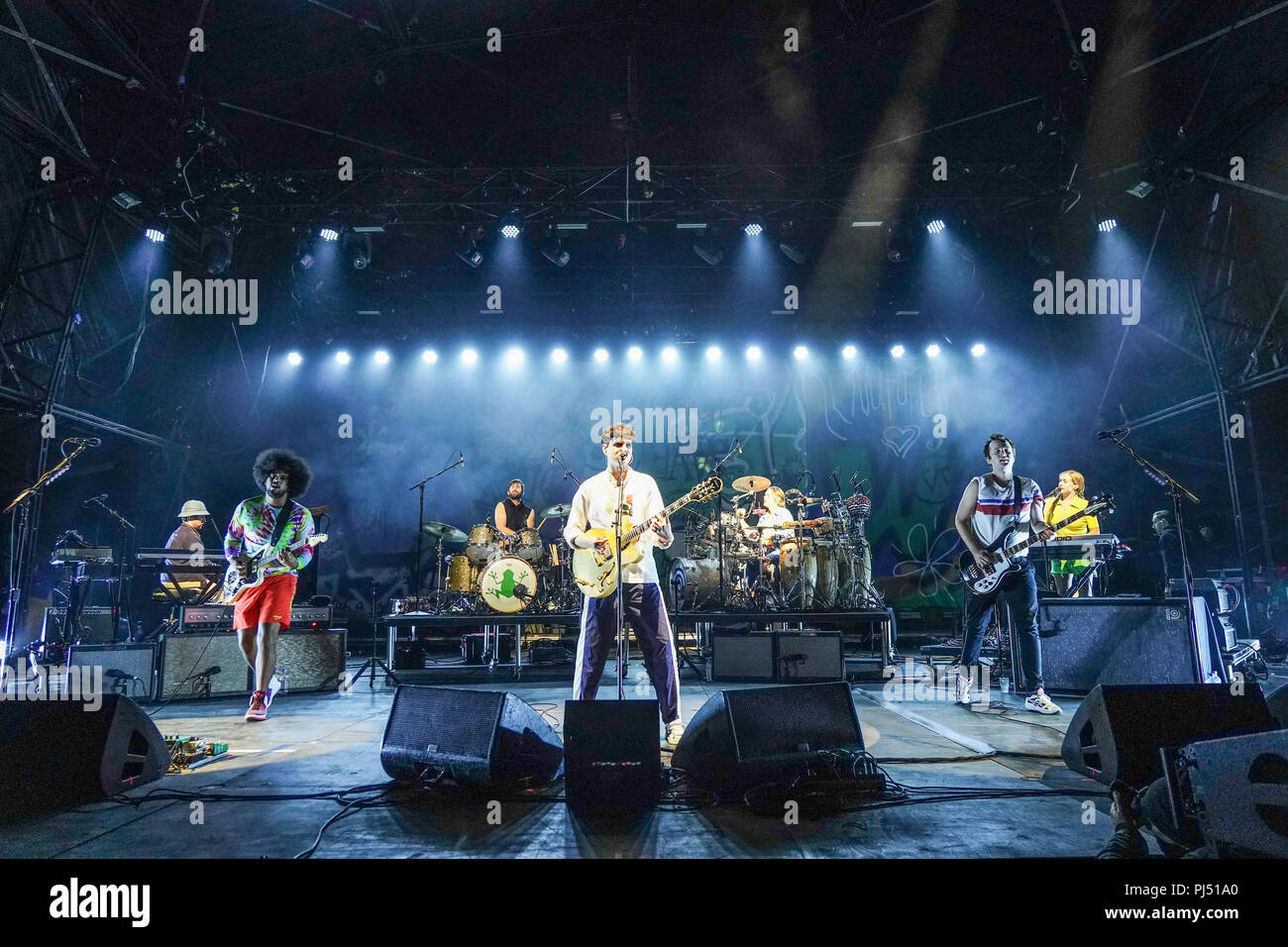 Vampire weekend performing hi-res stock photography and images - Alamy