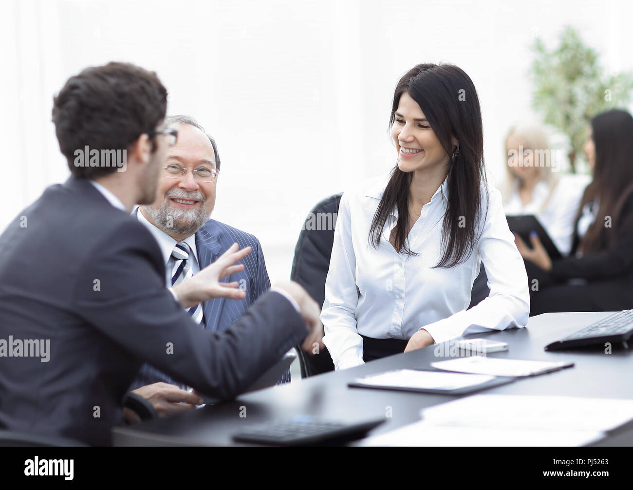 project Manager and staff talking at the Desk Stock Photo - Alamy