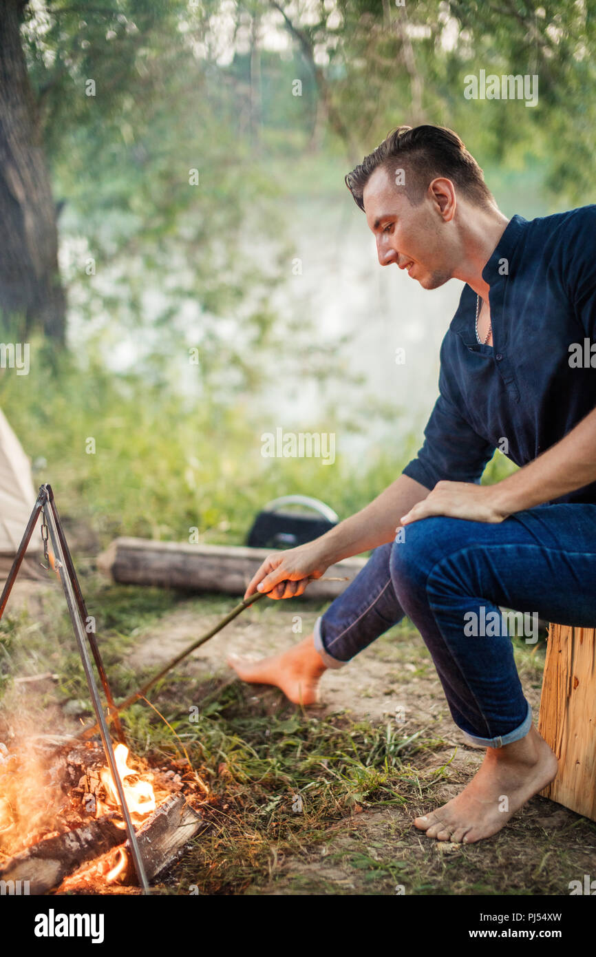 Bonfire man sit hi-res stock photography and images - Alamy