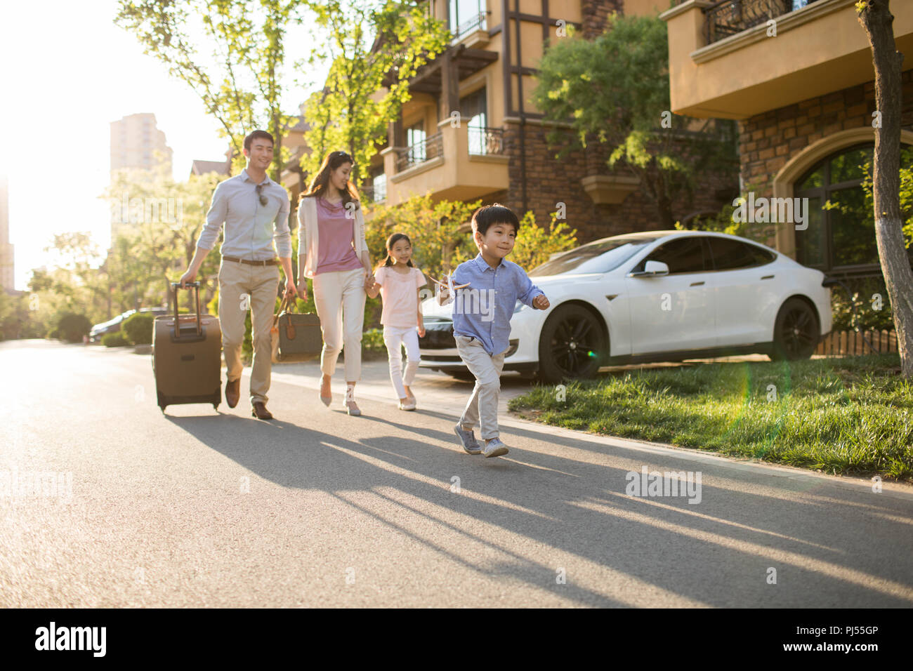 Happy young family going for vacation Stock Photo - Alamy