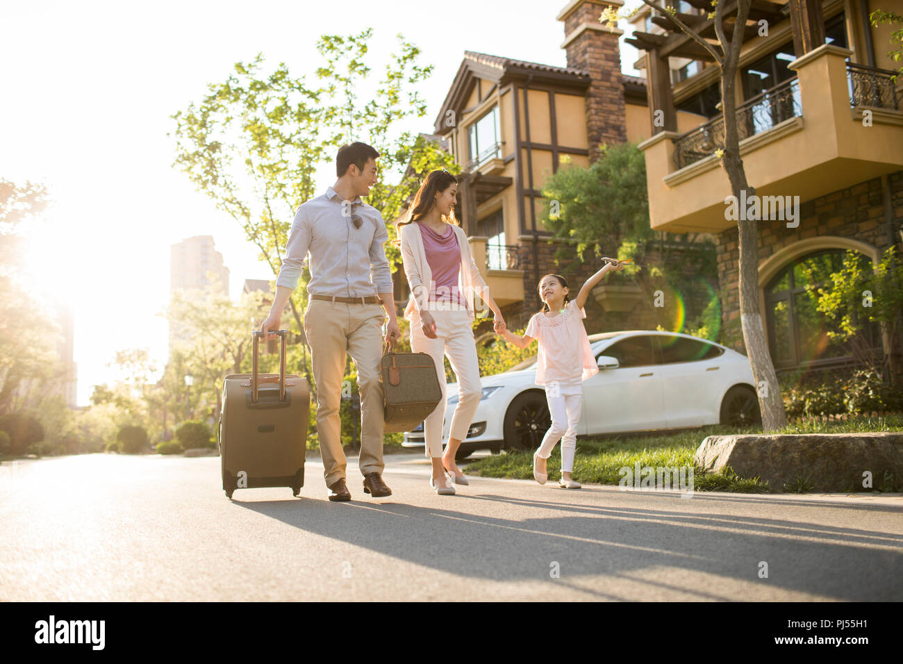 Happy young family going for vacation Stock Photo - Alamy