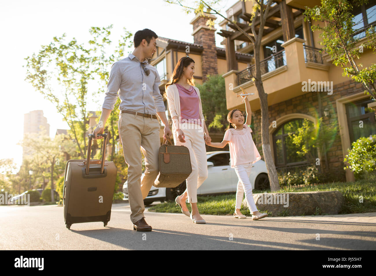 Happy young family going for vacation Stock Photo - Alamy