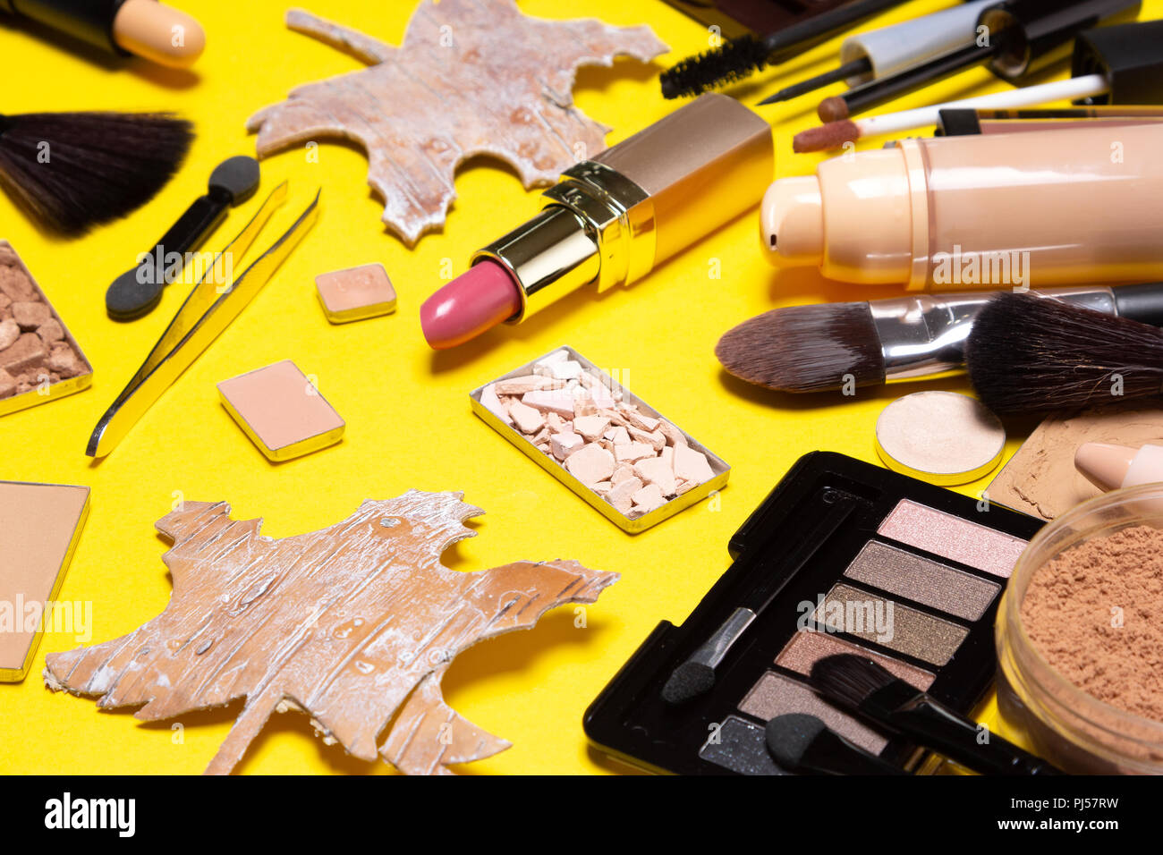 Bronze eyeliner hi-res stock photography and images - Alamy