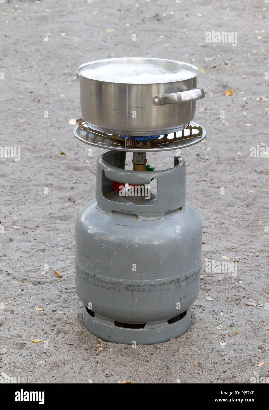 Cooking in the desert - Simple gas bottle with burner Stock Photo - Alamy