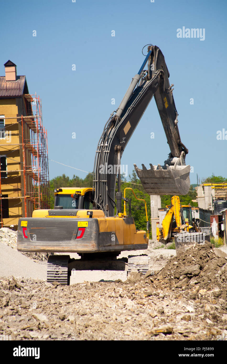 Excavator bucket pours mountain rubble hi-res stock photography and ...