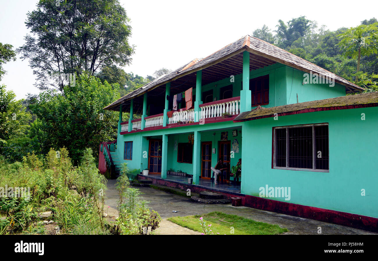 Traditional house with sloping roof at Himachal Pradesh Stock Photo - Alamy