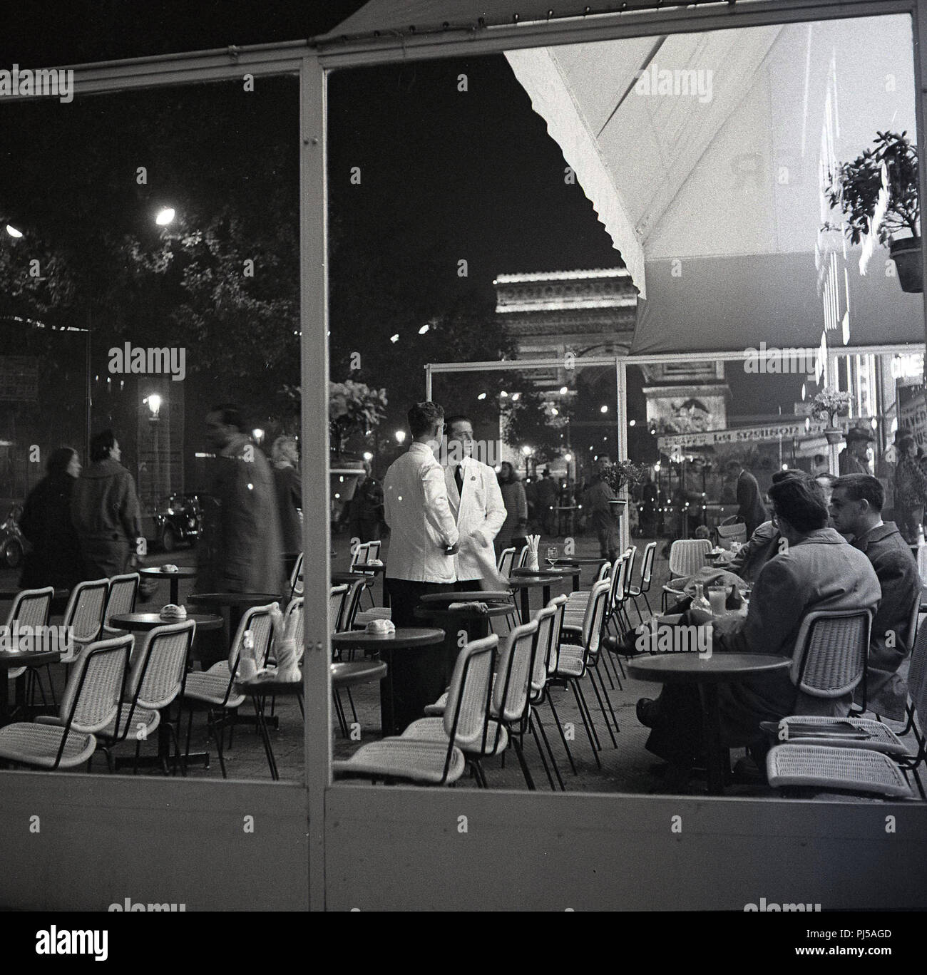 Paris cafe 1950s hi-res stock photography and images - Alamy
