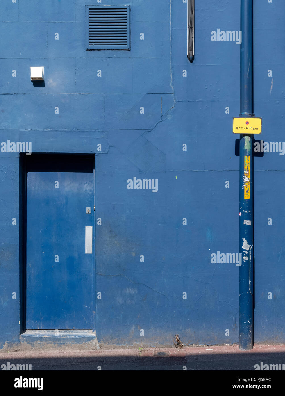 Discrete door hi-res stock photography and images - Alamy