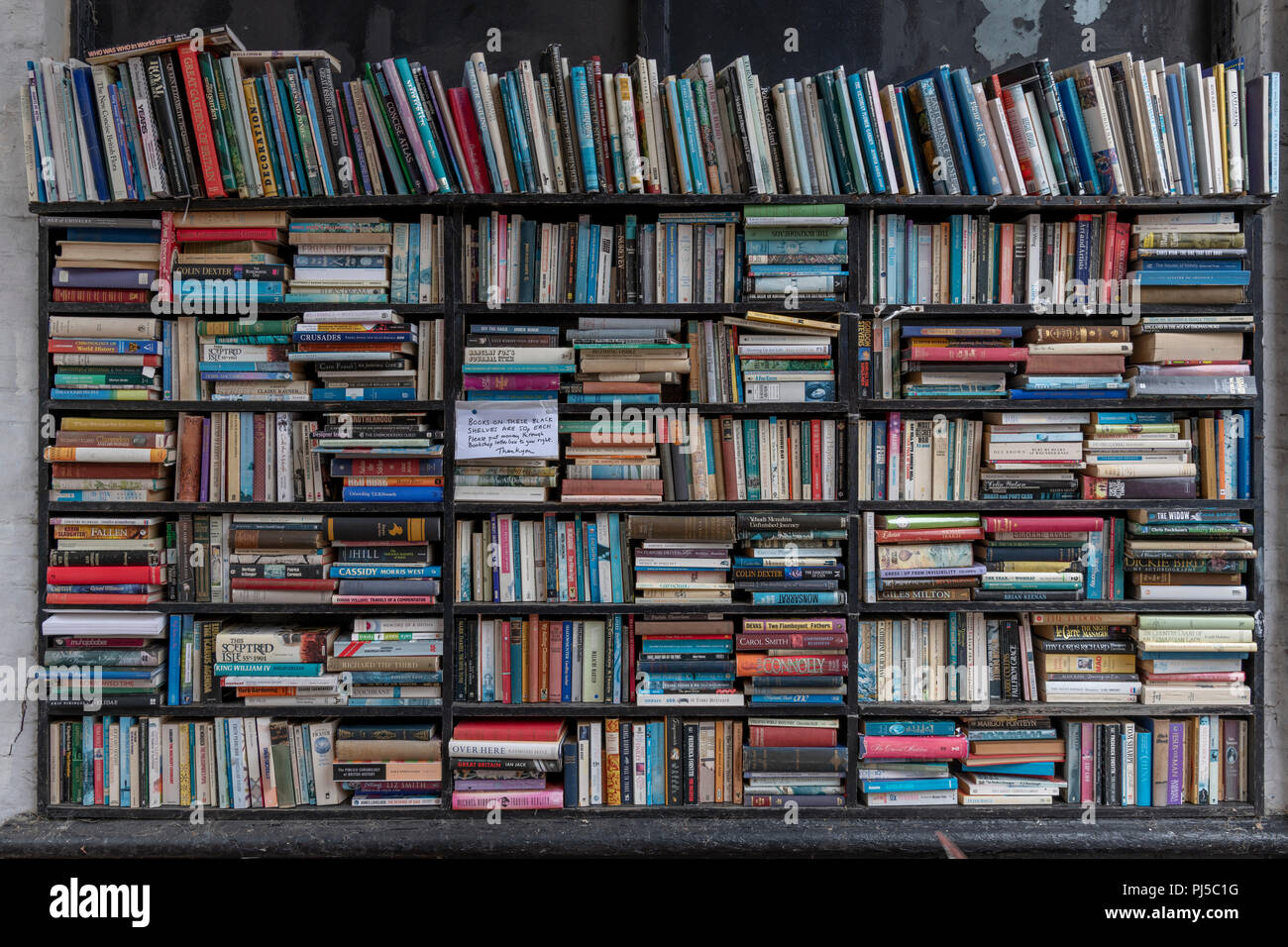 Honesty bookshelves hi-res stock photography and images - Alamy