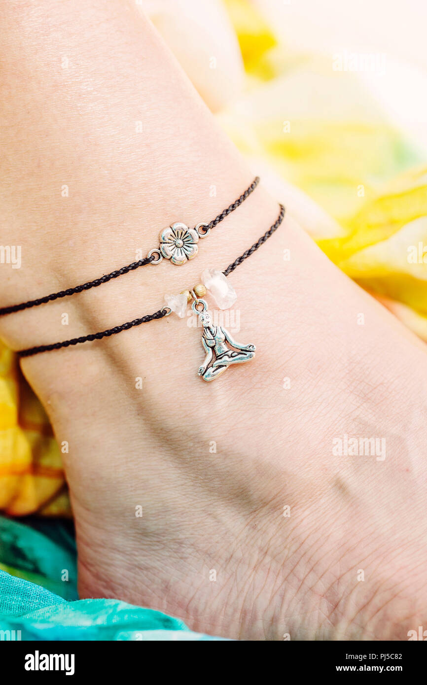 Leg jewelry hi-res stock photography and images - Alamy