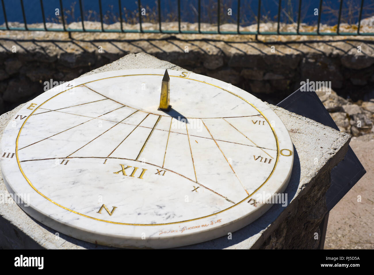 Solar compass clock hi-res stock photography and images - Alamy