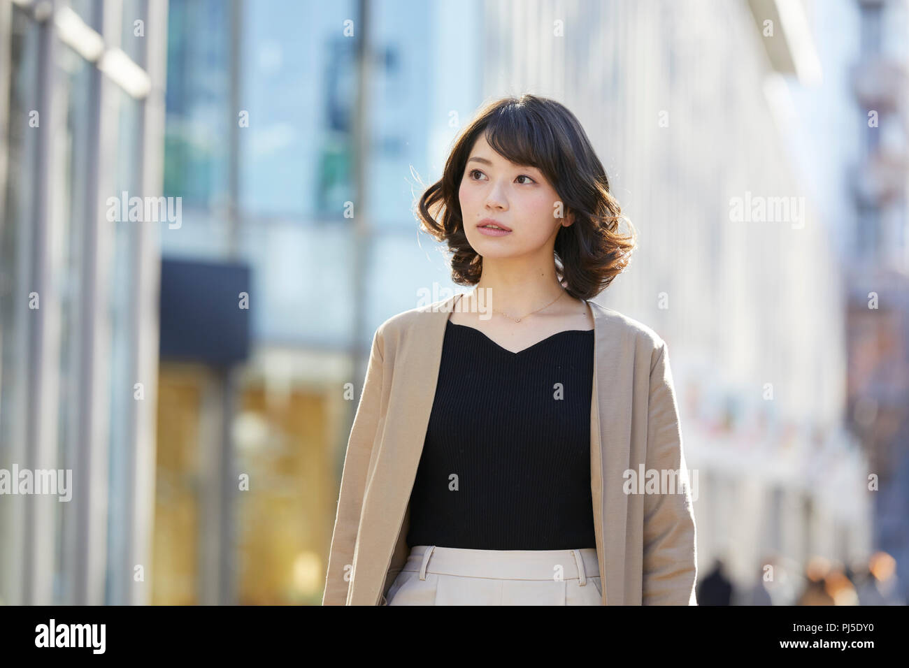 Japanese woman window shopping downtown Tokyo Stock Photo - Alamy