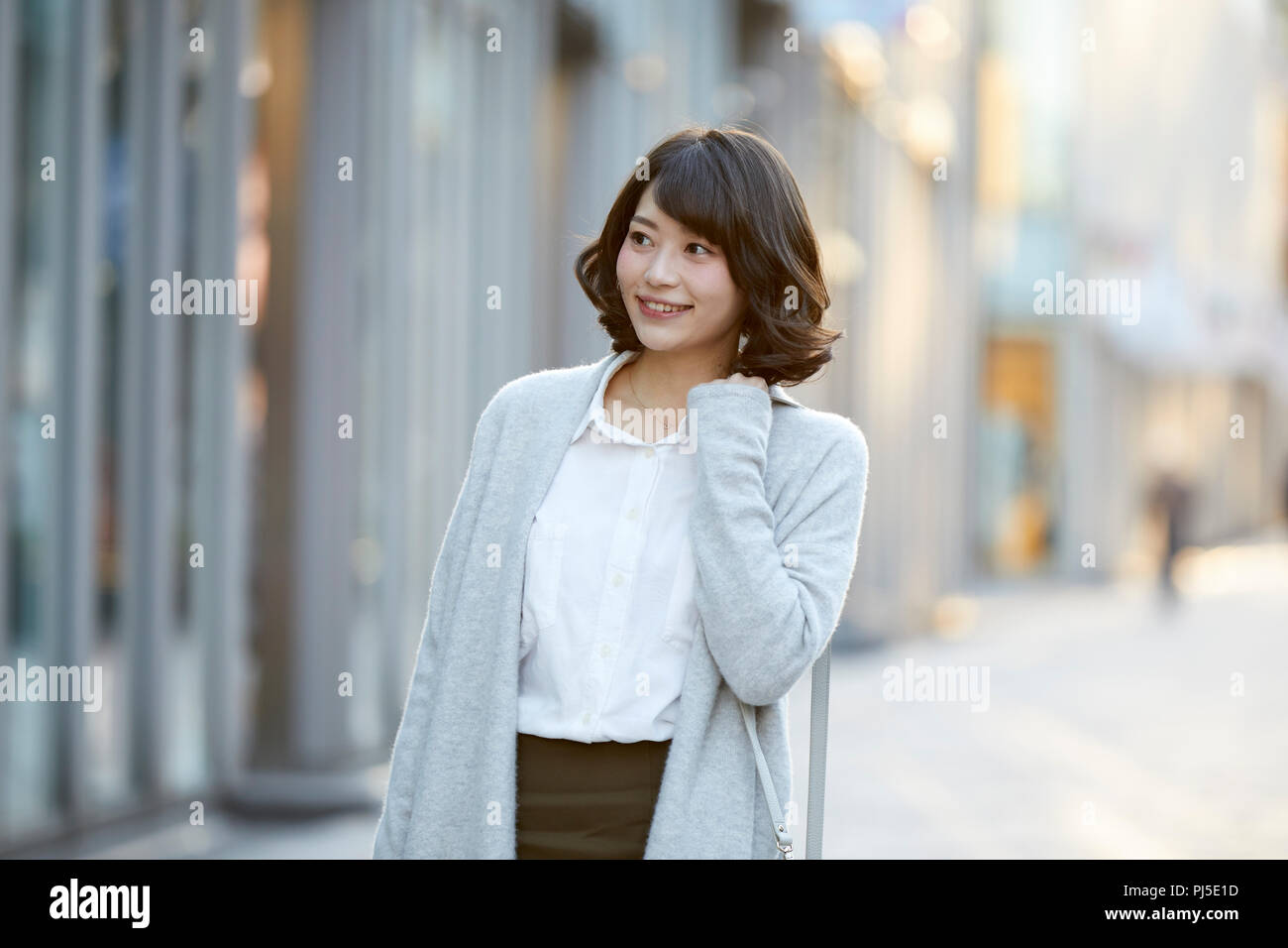 Japanese woman window shopping downtown Tokyo Stock Photo - Alamy