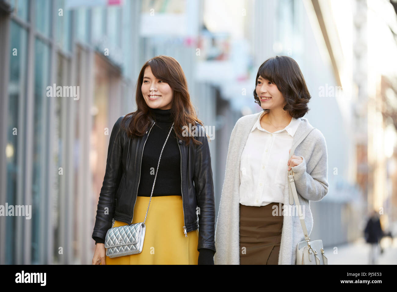Japanese women window shopping downtown Tokyo Stock Photo - Alamy