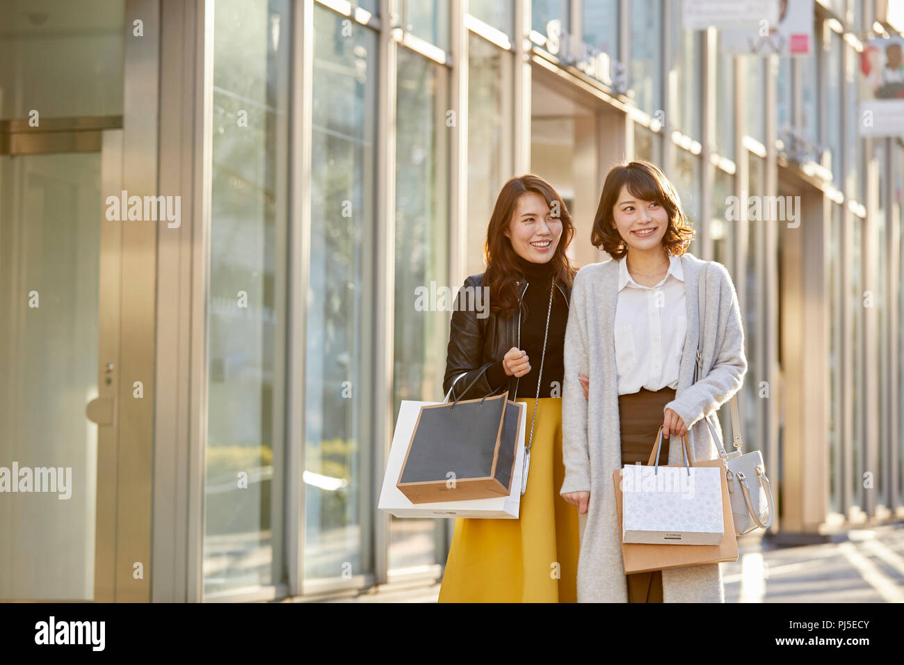 Japanese women window shopping downtown Tokyo Stock Photo - Alamy