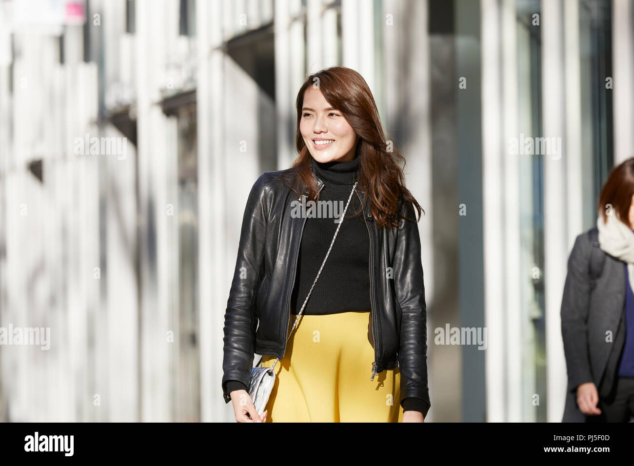 Japanese woman window shopping downtown Tokyo Stock Photo - Alamy