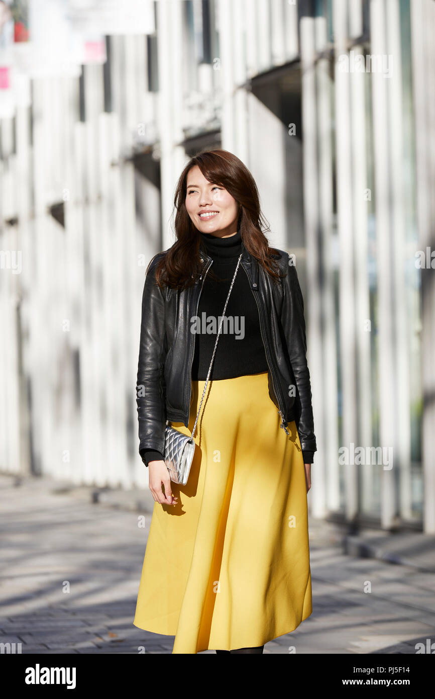 Japanese woman window shopping downtown Tokyo Stock Photo - Alamy