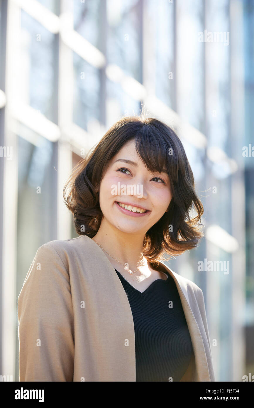Japanese woman window shopping downtown Tokyo Stock Photo - Alamy