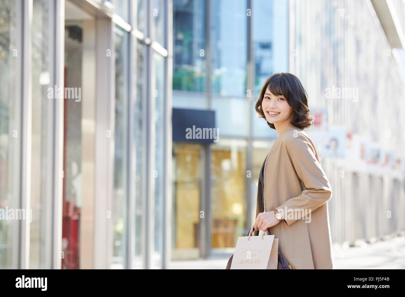 Japanese woman window shopping downtown Tokyo Stock Photo - Alamy