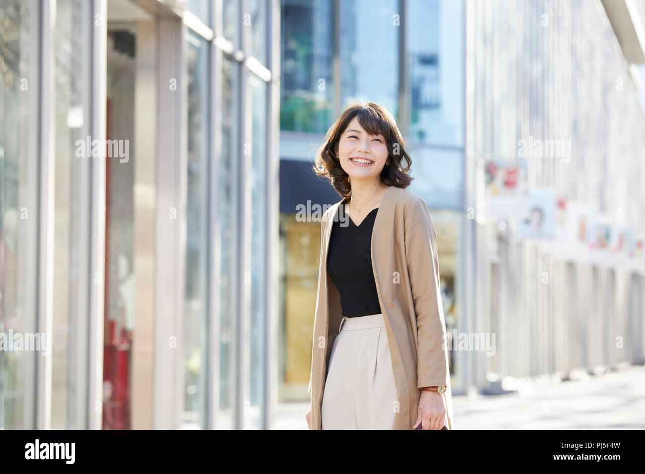 Japanese woman window shopping downtown Tokyo Stock Photo - Alamy