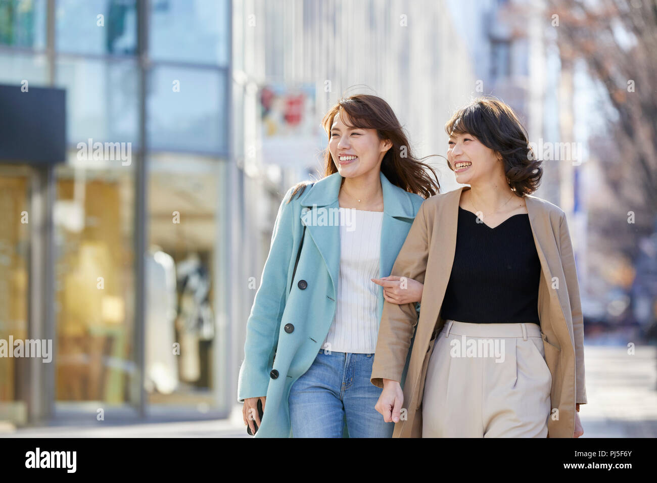 Japanese women window shopping downtown Tokyo Stock Photo - Alamy