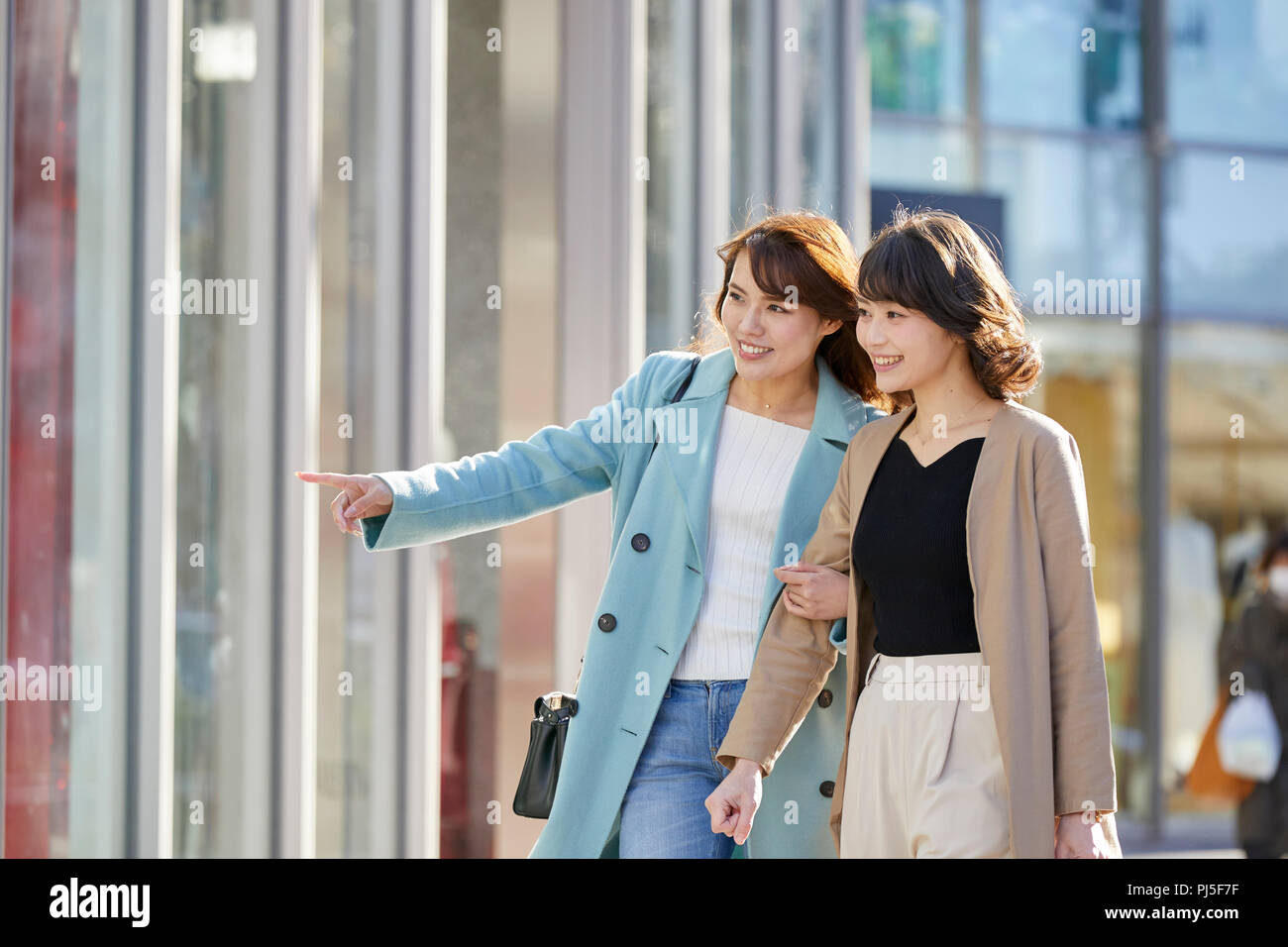 Japanese women window shopping downtown Tokyo Stock Photo - Alamy