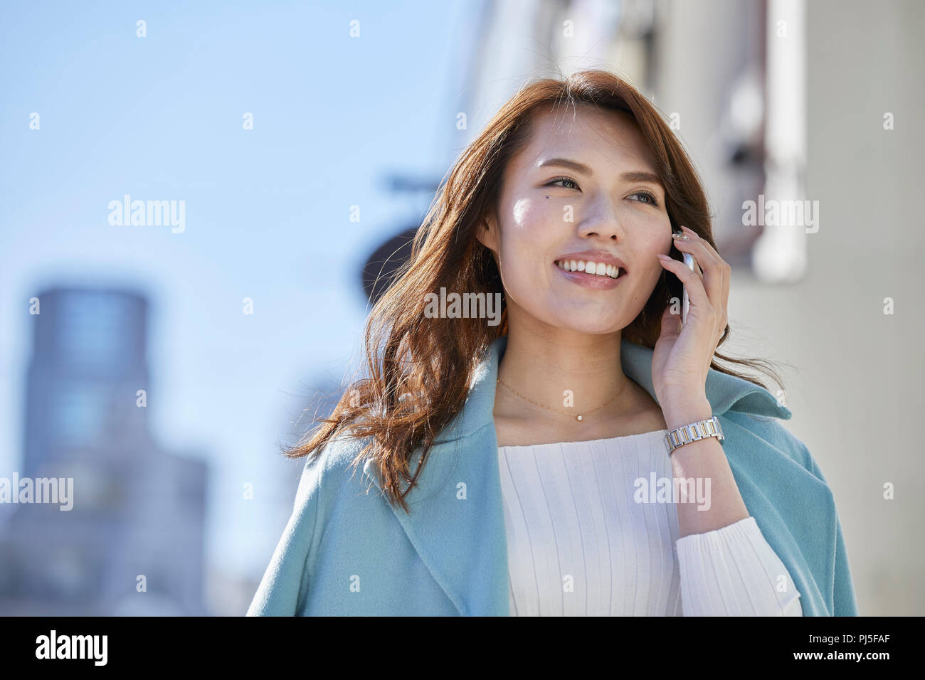 Japanese woman window shopping downtown Tokyo Stock Photo - Alamy