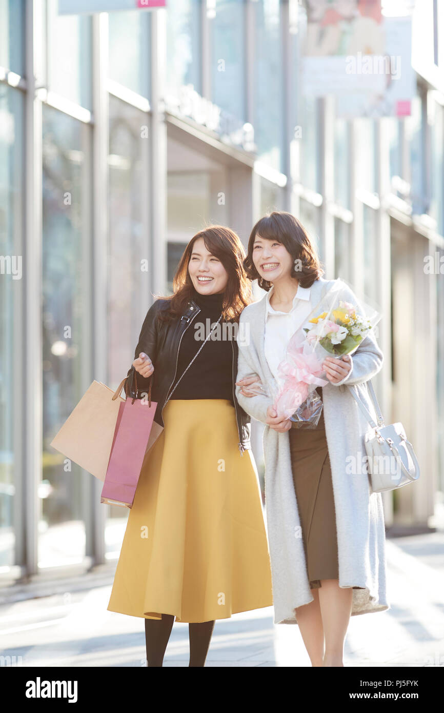 Japanese women window shopping downtown Tokyo Stock Photo - Alamy