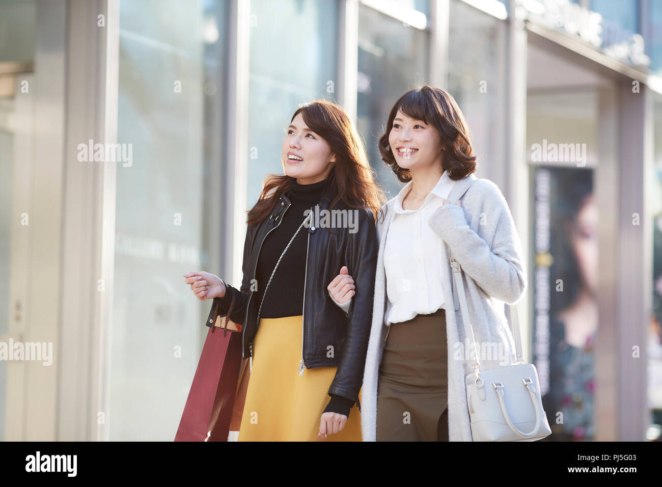Japanese women window shopping downtown Tokyo Stock Photo - Alamy