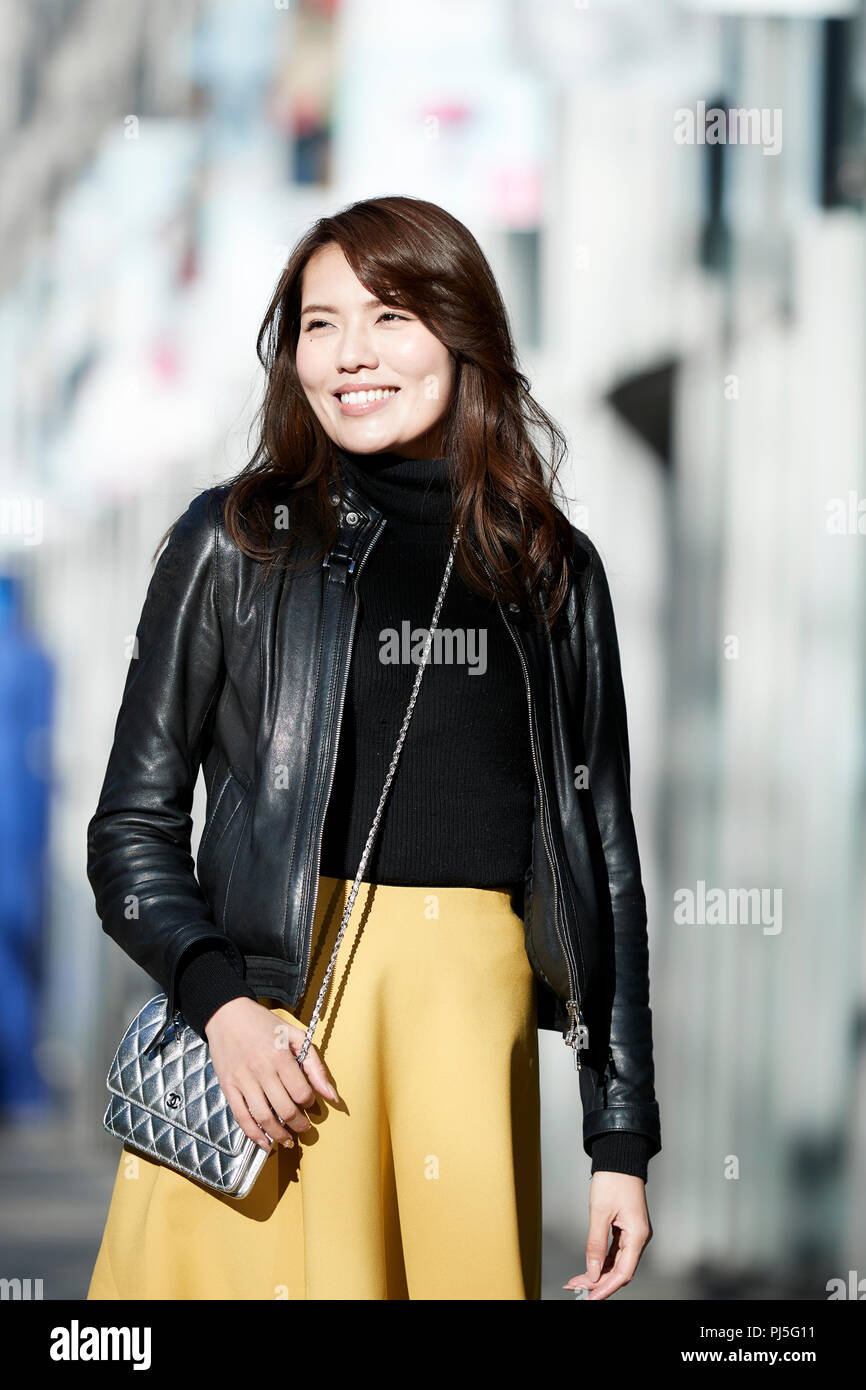 Japanese woman window shopping downtown Tokyo Stock Photo - Alamy