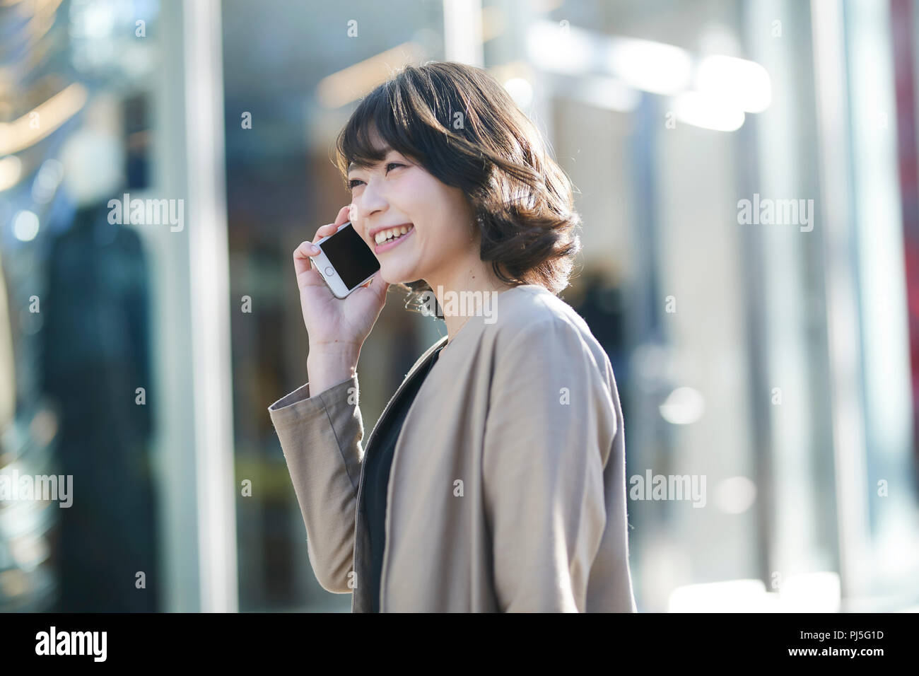Japanese woman window shopping downtown Tokyo Stock Photo - Alamy