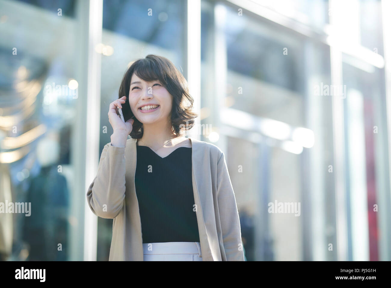 Japanese woman window shopping downtown Tokyo Stock Photo - Alamy