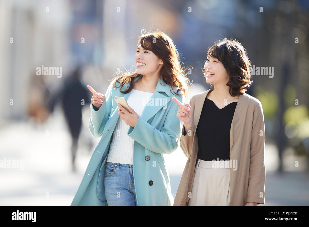 Japanese women window shopping downtown Tokyo Stock Photo - Alamy