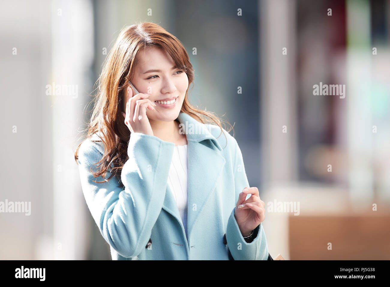Japanese woman window shopping downtown Tokyo Stock Photo - Alamy