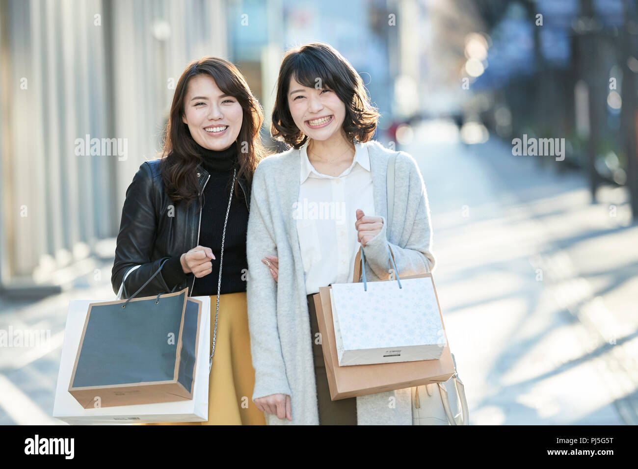 Japanese women window shopping downtown Tokyo Stock Photo - Alamy