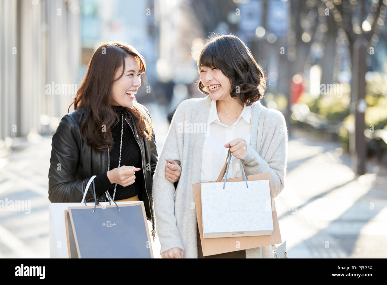 Japanese women window shopping downtown Tokyo Stock Photo - Alamy