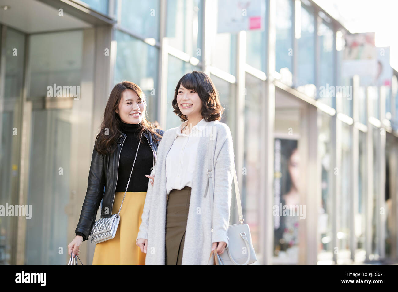 Japanese women window shopping downtown Tokyo Stock Photo - Alamy