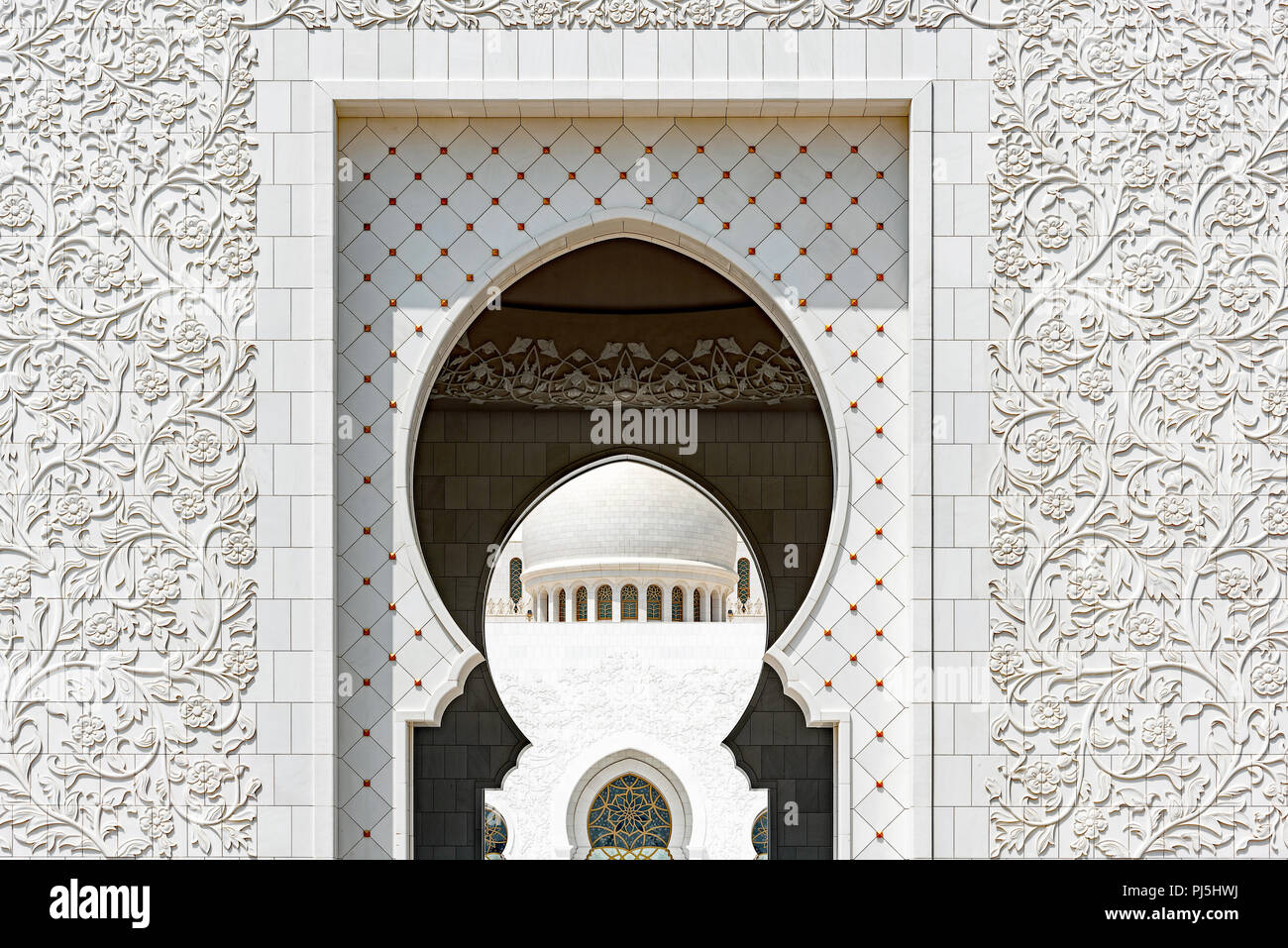 View of the front of the Sheikh Zayed Grand Mosque in Abu Dhabi, U.A.E ...