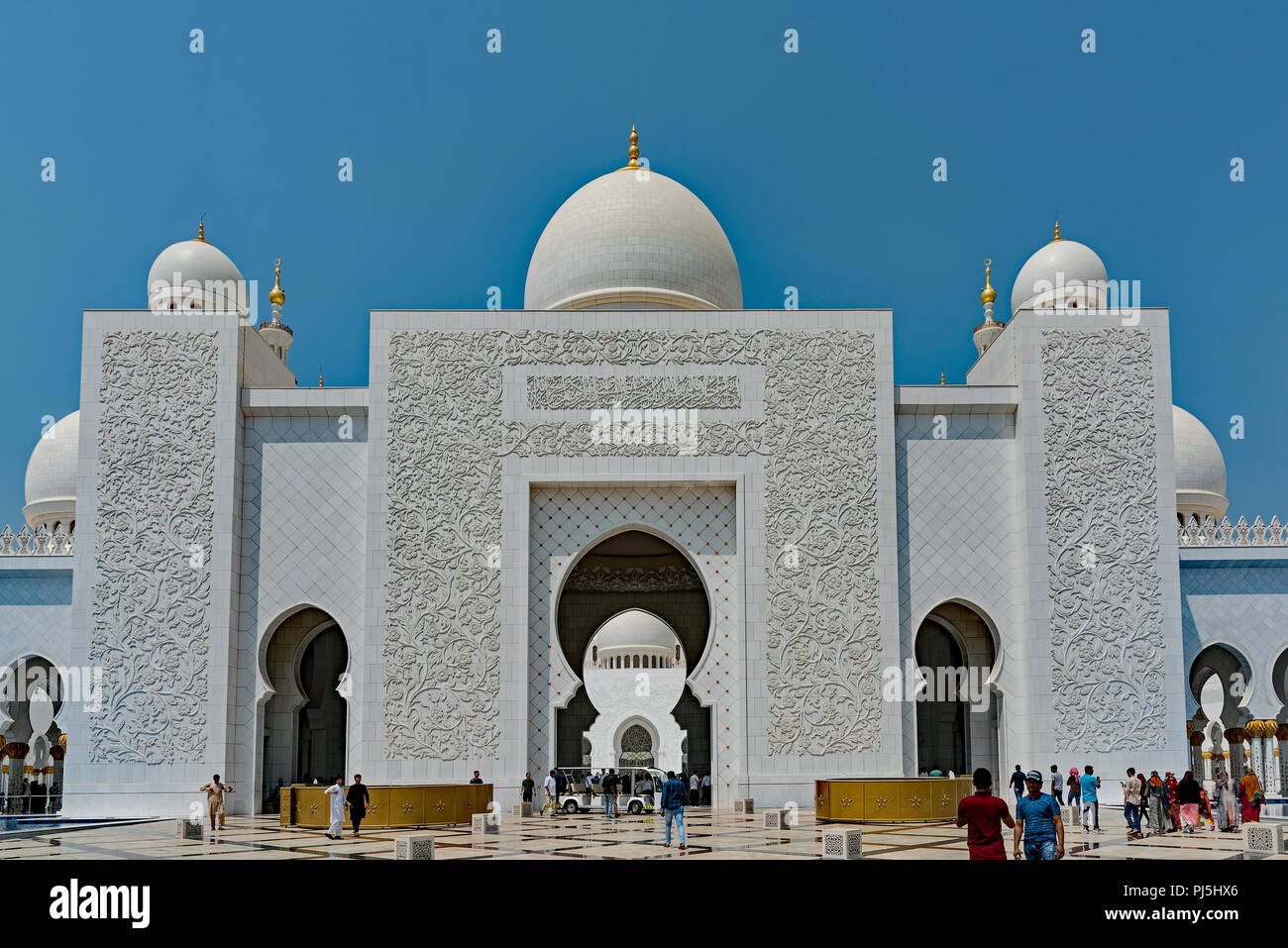 View of the front of the Sheikh Zayed Grand Mosque in Abu Dhabi, U.A.E ...