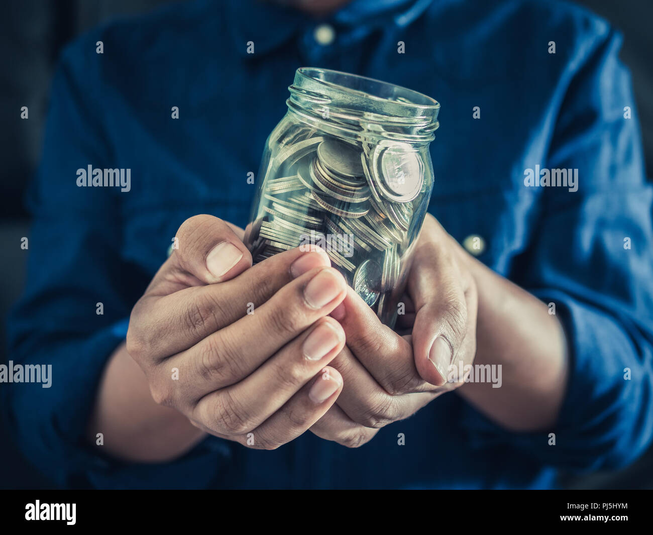 Hand holding coins hi-res stock photography and images - Alamy