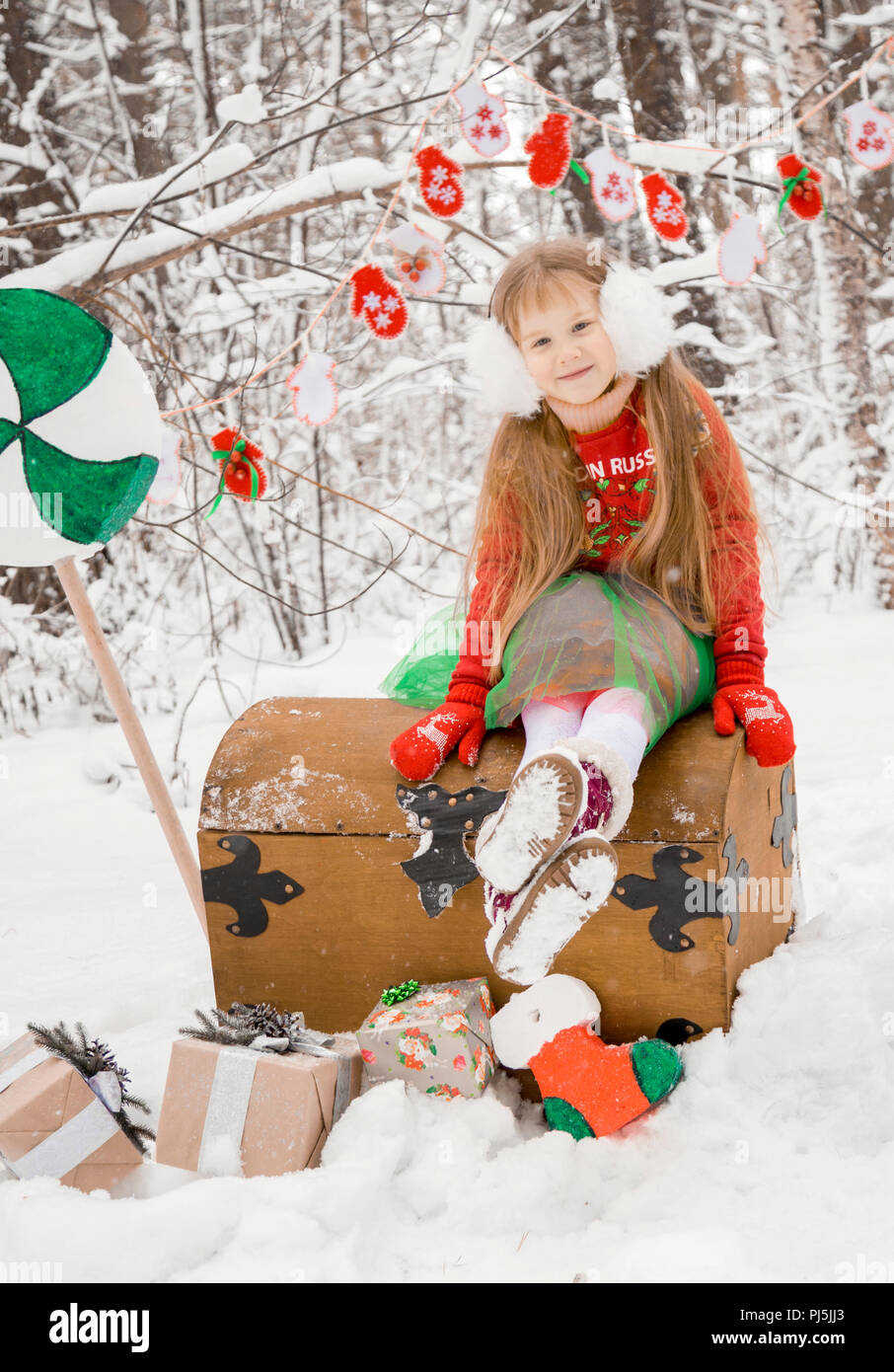 Red cloak hi-res stock photography and images - Alamy
