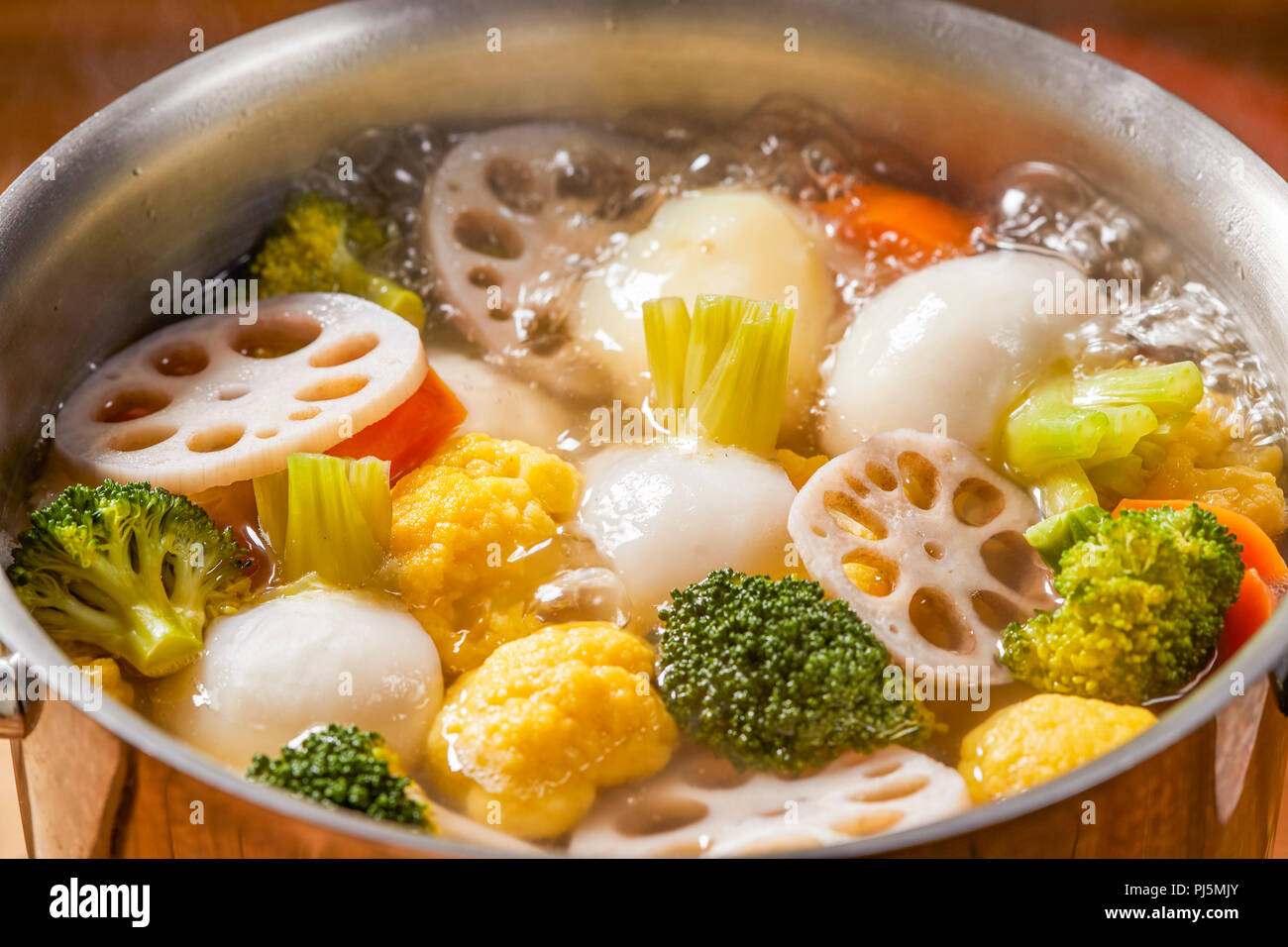 Full pot of stew hi-res stock photography and images - Alamy