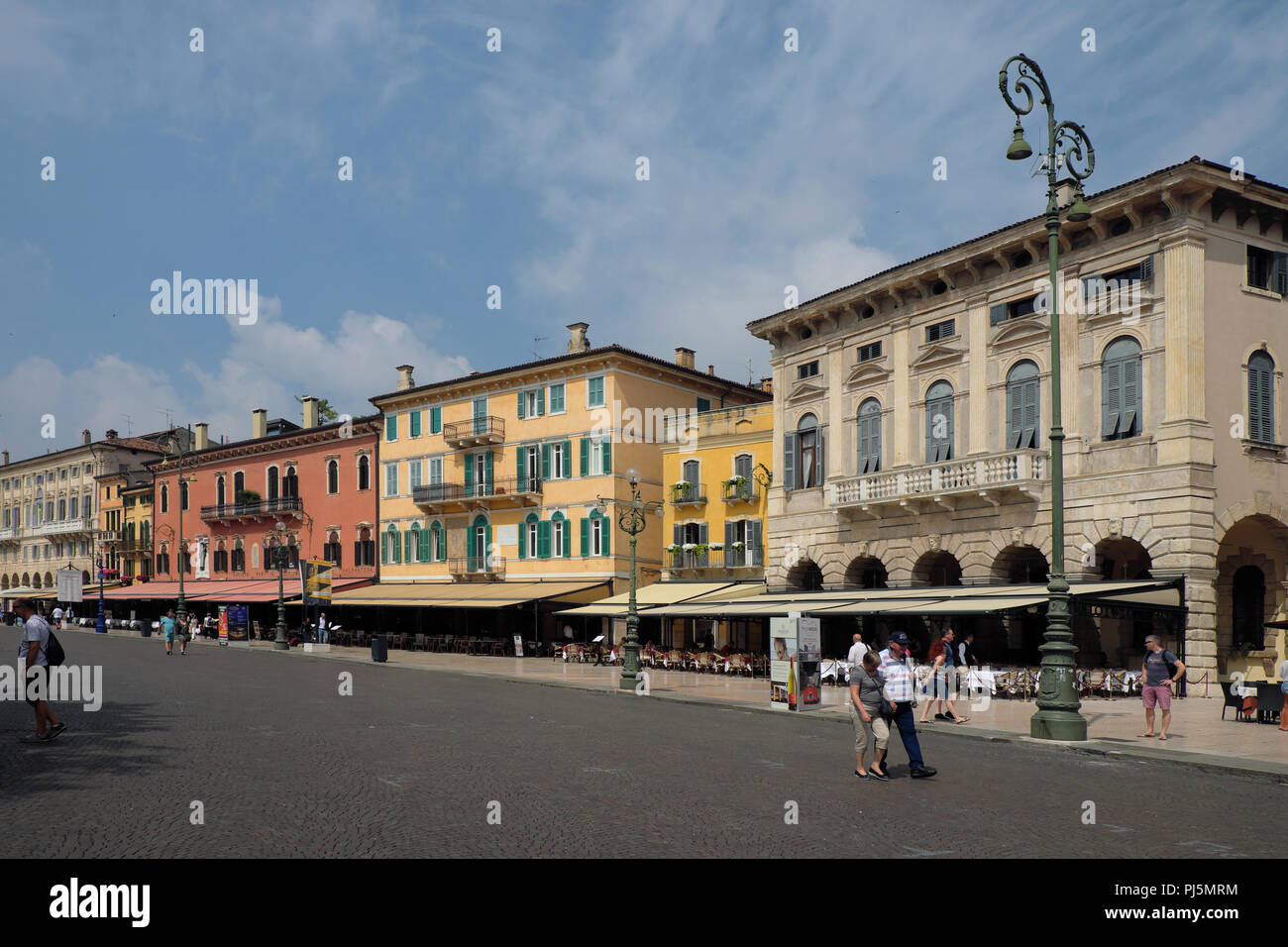 Piazza bra square hi-res stock photography and images - Alamy