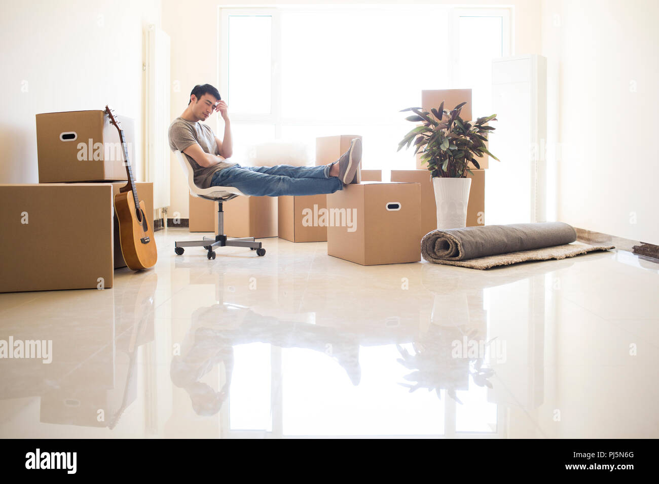 Men house worried hi-res stock photography and images - Alamy