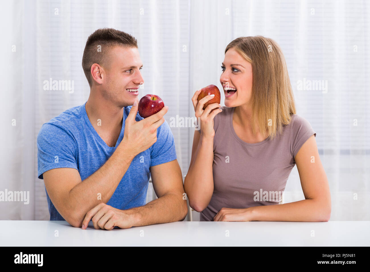 Couple sharing apple hi-res stock photography and images - Alamy