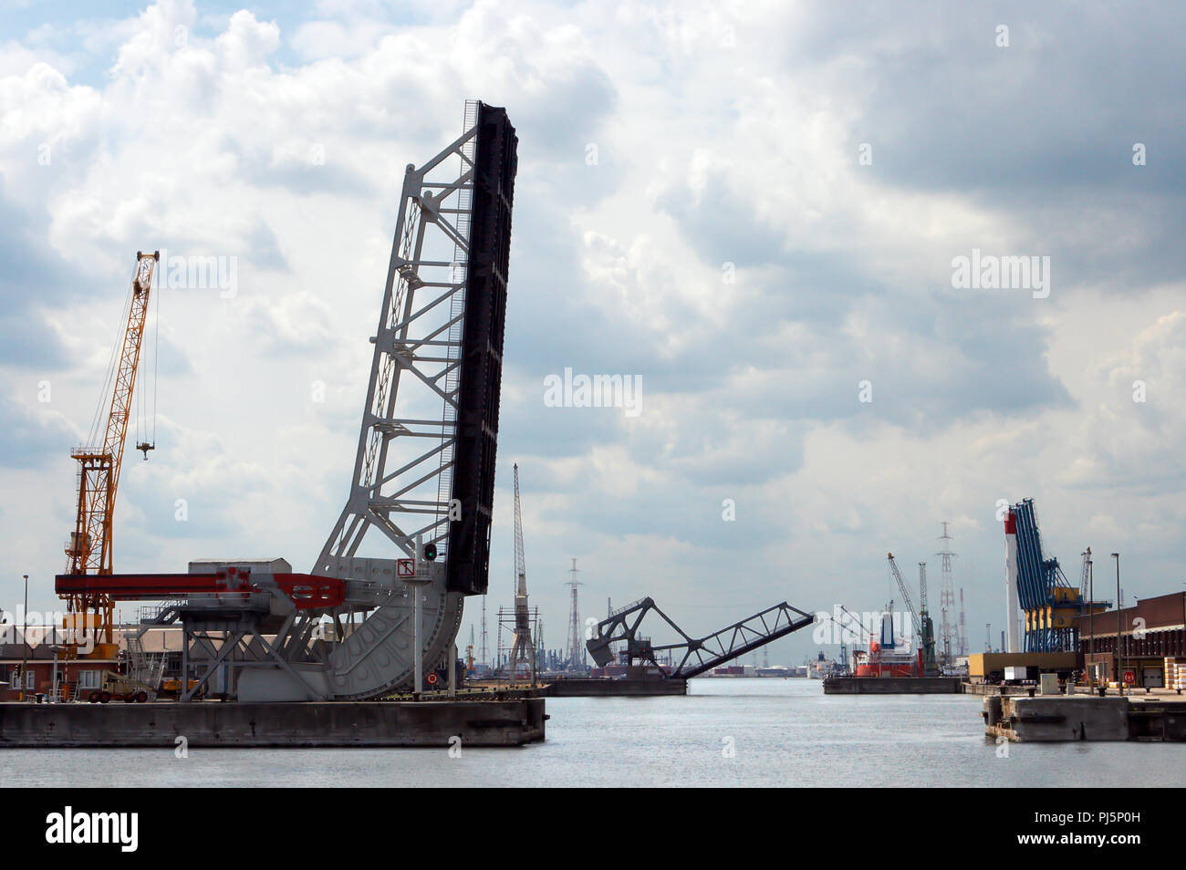 Two bridges open to allow large ships to enter Antwerp world harbor ...