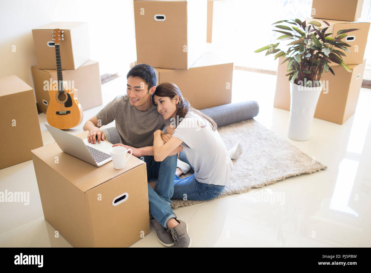 Couple laptop around cardboard hi-res stock photography and images - Alamy