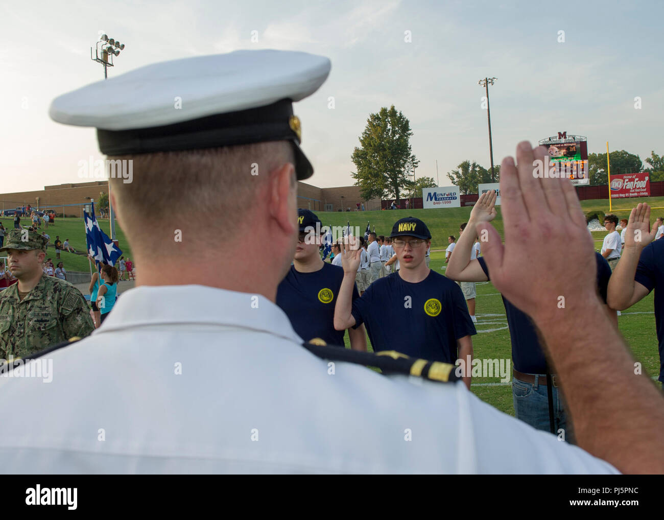 MUNFORD, Tenn. (Aug. 24, 2018) Lt. j.g. Wilfred Noel gives the oath of ...