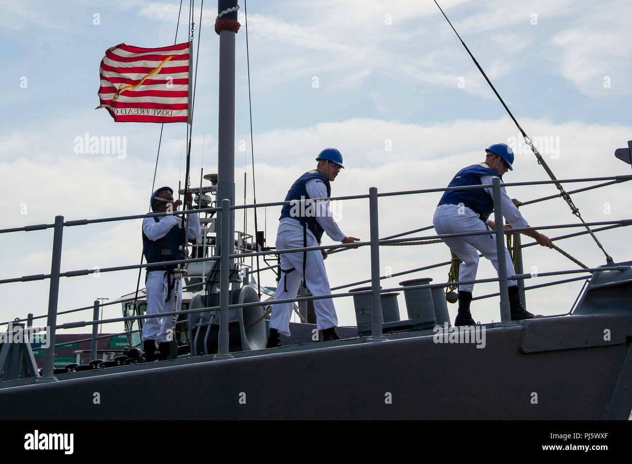 180828-N-CO914-0049.JPG LOS ANGELES (August 28, 2018) Sailors heave on ...