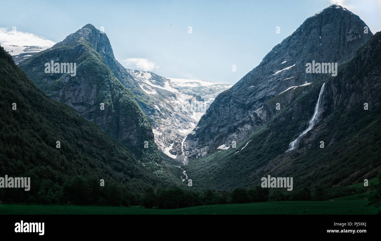 Epic mountain hi-res stock photography and images - Alamy